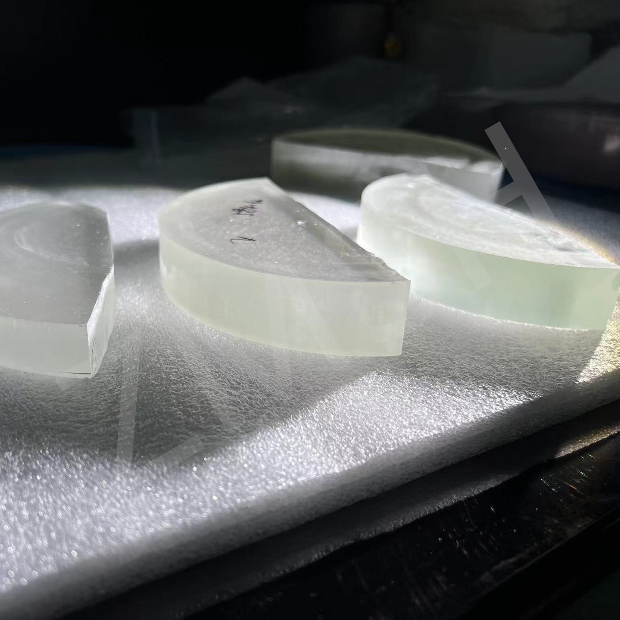 White Moissanite SiC Crystals Purely Transparent Ultra Hard For Jewelry ...